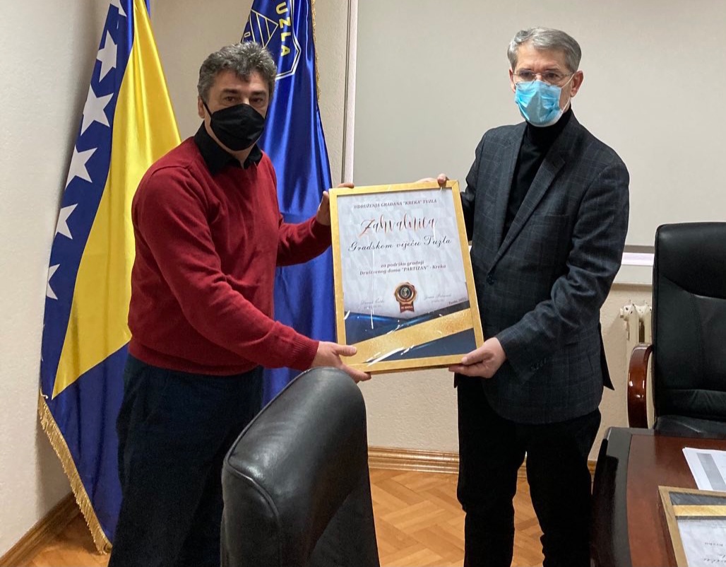 Udruženje građana „Kreka“ uručilo zahvalnicu gradonačelniku Tuzle i Gradskom vijeću - TuzlaInfo.ba