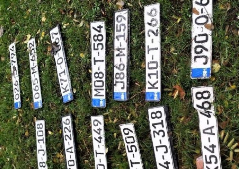 Crnogorci uzvraćaju "dvostrukim glasačima": Mnogi automobili iz BIH ...