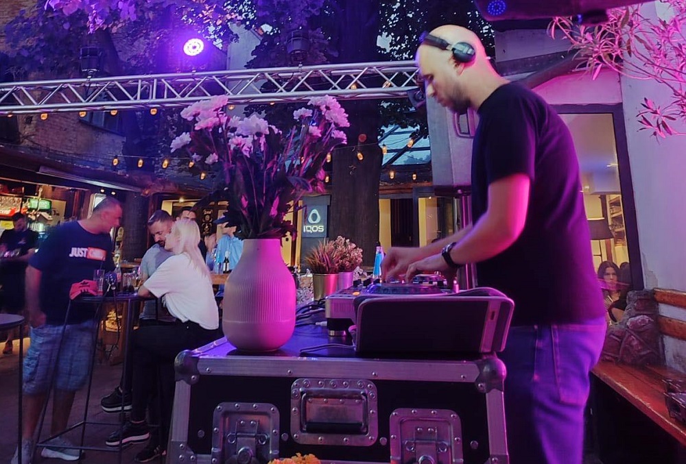 Po uzoru na svjetske trendove: Tuzlanski DJ Soole odradio maratonski ...
