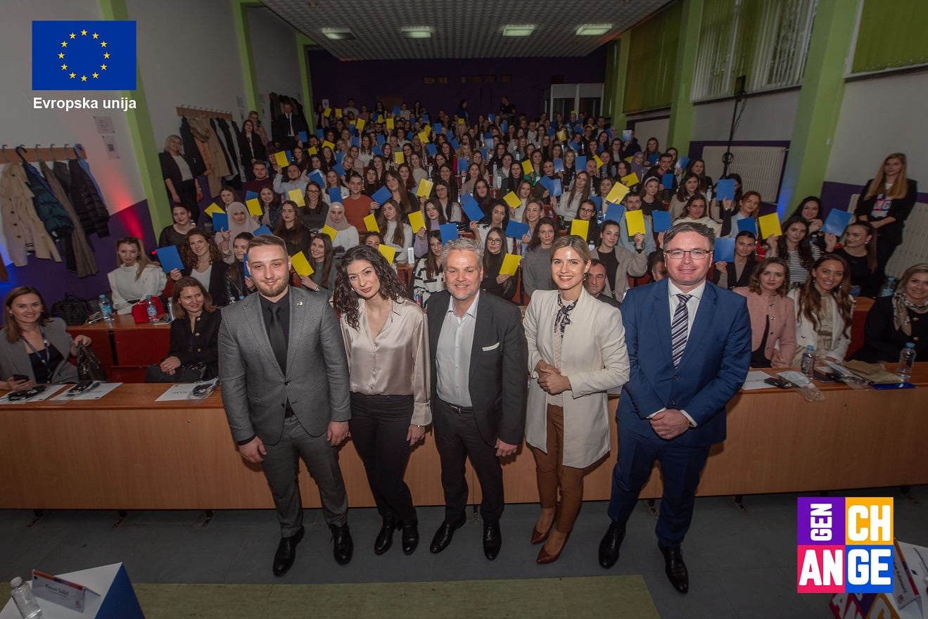 Ambasador Sattler sa studentima iz Tuzle i Bijeljine o tome kako mladi preduzetnici mijenjaju ...