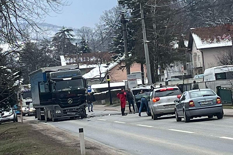 Suvozačica poginula u sudaru kamiona i automobila kod Doboja - TuzlaInfo.ba