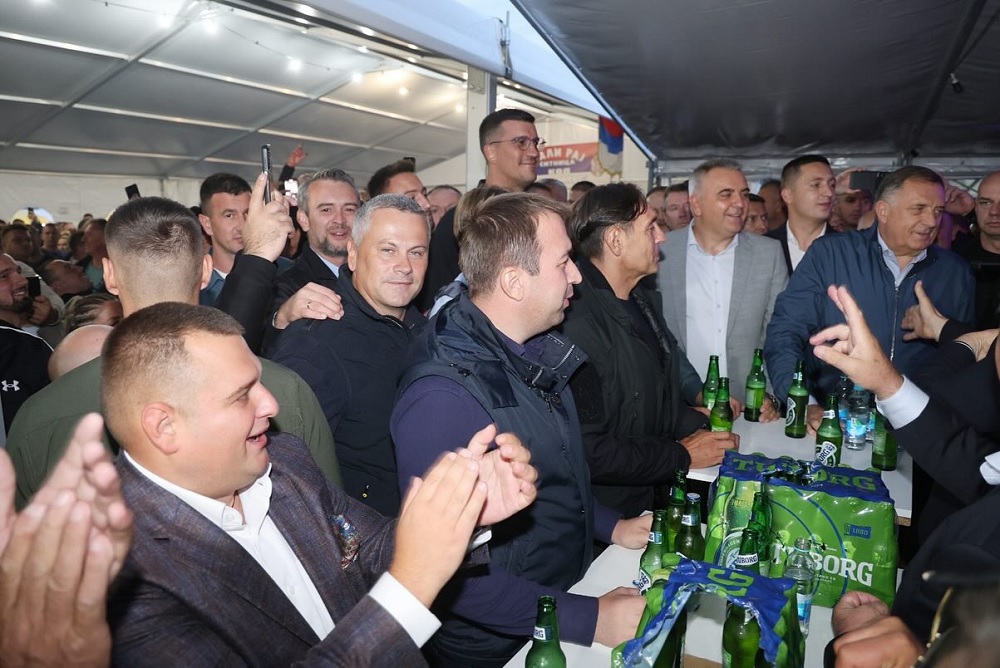 Prekinuto zborovanje na Manjači, djevojka ubola mladića - TuzlaInfo.ba
